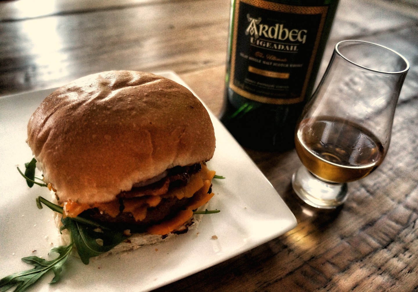 Whisky Burger with cheese and bacon - Whiskylifestyle
